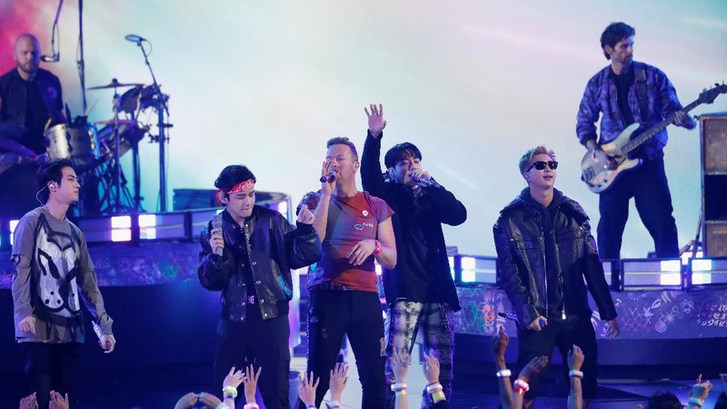 Tampil Perdana Intip Serunya Bts X Coldplay Di Aama 2021