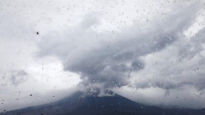 Intip Gunung Semeru yang Kembali Erupsi Pagi ini