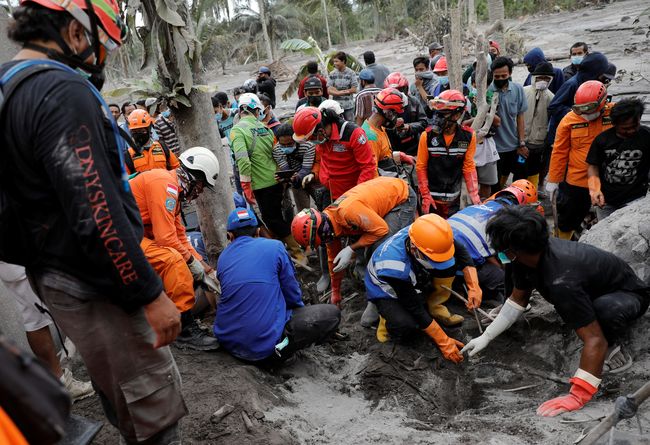 Pencarian Korban Erupsi Gunung Semeru Di Desa Sumberwuluh Foto 1