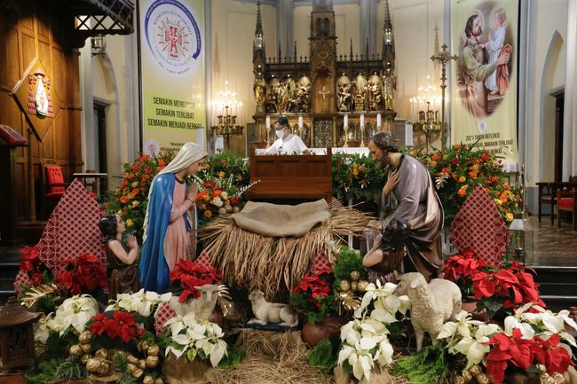 Intip Khidmatnya Ibadah Misa Natal di Gereja Katedral Jakarta
