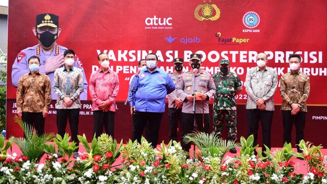 Ajaib & Kapolri Bagikan Sembako dan Gelar Vaksinasi Serentak