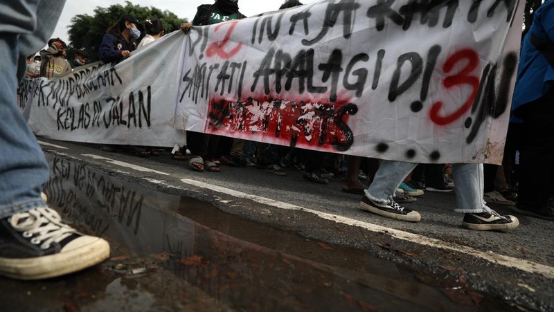 Demo Damai, Massa Buruh dan Mahasiswa Bubar dari DPR Demo Damai, Massa Buruh dan Mahasiswa Bubar dari DPR