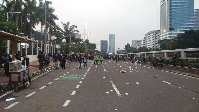 Demo Damai, Massa Buruh dan Mahasiswa Bubar dari DPR Demo Damai, Massa Buruh dan Mahasiswa Bubar dari DPR