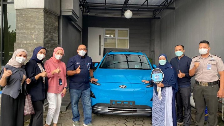 Pakai BRImo, Nasabah Loyal BRI Ini Raih Mobil Listrik Premium