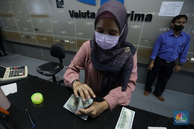 Rupiah Anjlok Gegara Inflasi AS Naik, Dolar Melesat ke Rp15.850