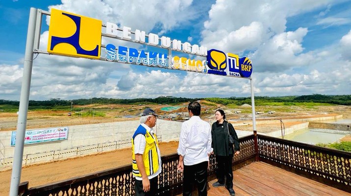 Jokowi, Bendungan Sepaku Semoi & Kelapa Muda Pencair Suasana