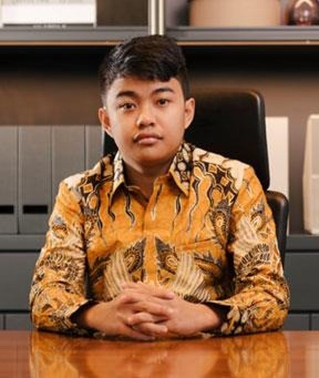 Jhony Saputra Berumur 21 Tahun Komut Perusahaan Haji Isam