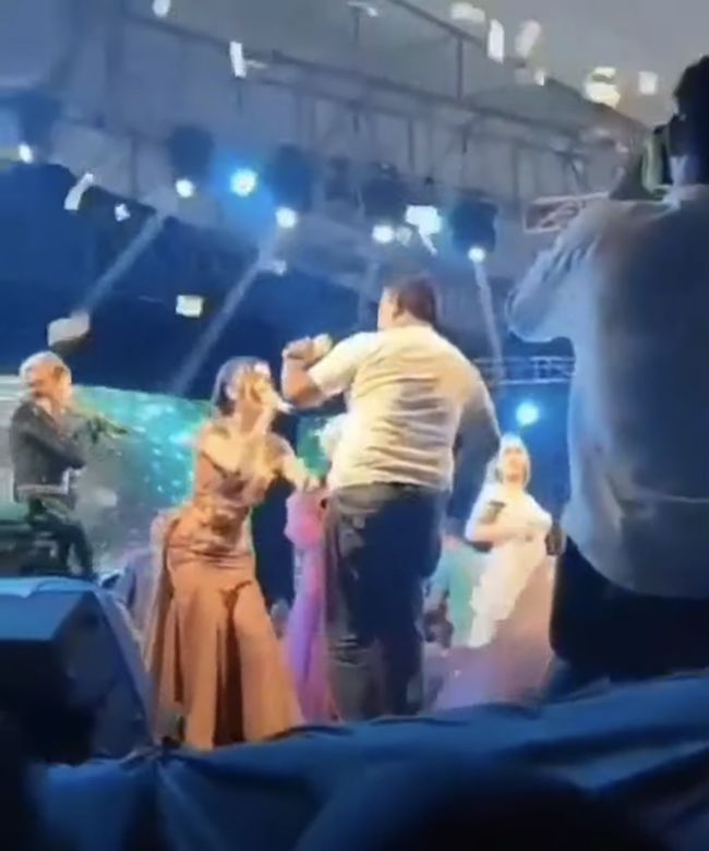 Heboh Kades Sawer Biduan Pake Duit Segepok, Berapa Gajinya?