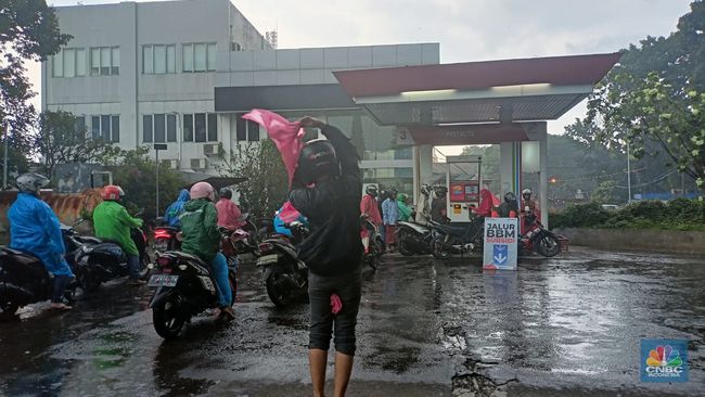 Serbu Pertalite, Pengendara Motor Rela Hujan-hujanan di SPBU