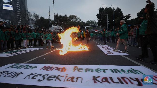 Driver Ojol dan Mahasiswa Bakar Ban Tolak Kenaikan Harga BBM Driver Ojol dan Mahasiswa Bakar Ban Tolak Kenaikan Harga BBM