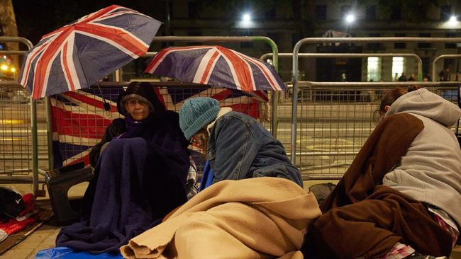 Potret Ramai Warga Inggris Tidur di Jalan Demi Ratu Elizabeth Potret Ramai Warga Inggris Tidur di Jalan Demi Ratu Elizabeth