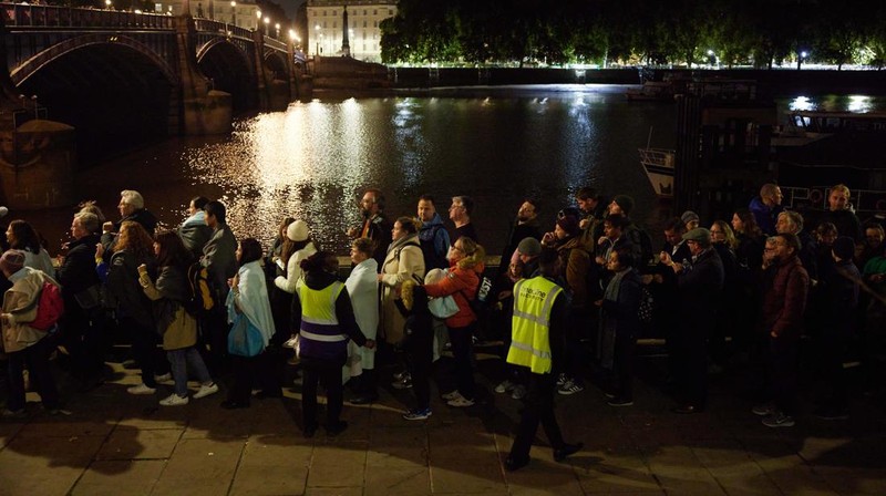 Potret Ramai Warga Inggris Tidur di Jalan Demi Ratu Elizabeth Potret Ramai Warga Inggris Tidur di Jalan Demi Ratu Elizabeth