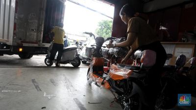 Efek BBM Naik, Motor Listrik Laris Bak Kacang Goreng di DKI