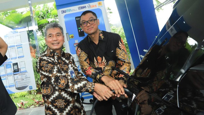 Kejar Nol Emisi Karbon, BRI & PLN Resmikan SPKLU di Jakarta
