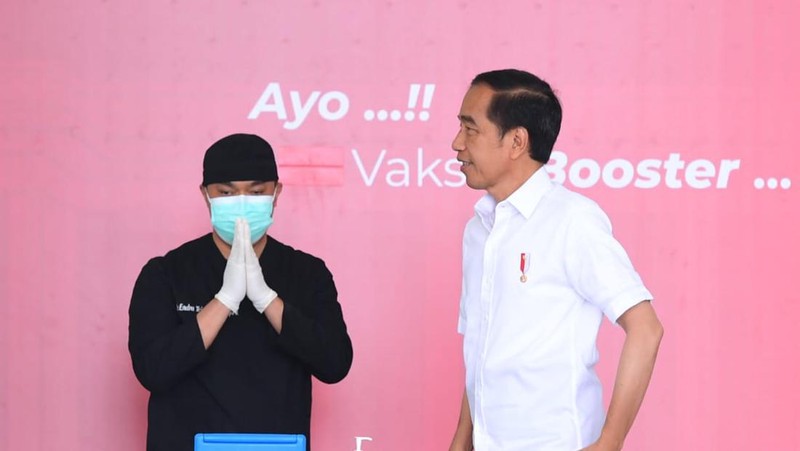 Momen Jokowi Disuntik Vaksin Booster Kedua, Pakai Indovac - Foto 3 Momen Jokowi Disuntik Vaksin Booster Kedua, Pakai Indovac - Foto 3