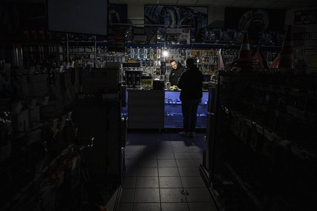 Hacker Rusia Ngeri, Bombardir Ukraina Bareng Rudal