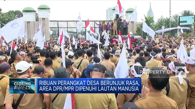 Ribuan Perangkat Desa Berunjuk Rasa Depan Gedung DPR