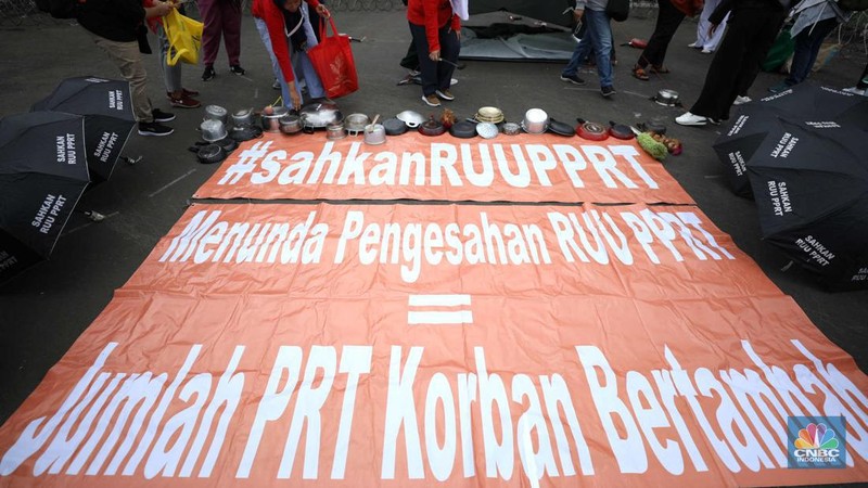 Ramai-ramai PRT Geruduk DPR Desak Pengesahan RUU PPRT Ramai-ramai PRT Geruduk DPR Desak Pengesahan RUU PPRT