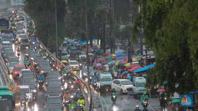Hujan Mengguyur di Jam Berangkat Kerja, Jalan Ini Macet Parah