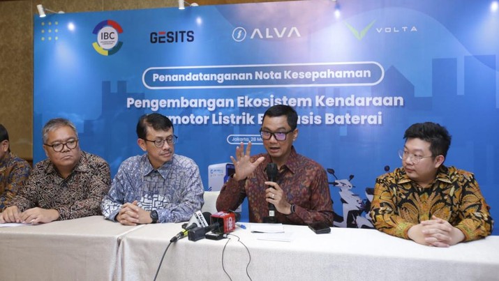 PLN Dukung Langkah Standarisasi Baterai Motor Listrik