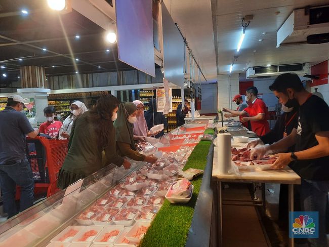 Gokil! 300 Kg Daging Sapi Ludes di Transmart Cempaka Putih