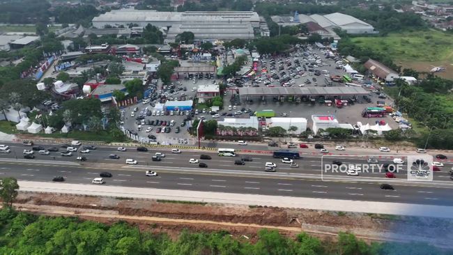 Dear Pemudik, Rest Area KM 57 Tol Japek Terpantau Padat