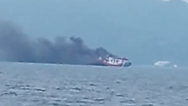 Detik-detik Kapal Feri KMP Royce 1 Terbakar, Penumpang Panik Detik-detik Kapal Feri KMP Royce 1 Terbakar, Penumpang Panik
