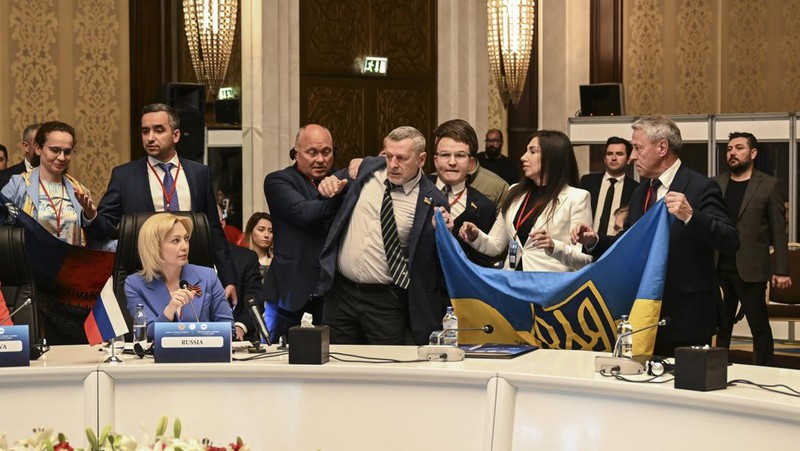 Bikin Heboh! Momen Delegasi Ukraina Tonjok Pejabat Rusia Bikin Heboh! Momen Delegasi Ukraina Tonjok Pejabat Rusia