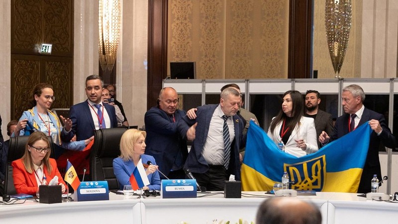 Bikin Heboh! Momen Delegasi Ukraina Tonjok Pejabat Rusia Bikin Heboh! Momen Delegasi Ukraina Tonjok Pejabat Rusia