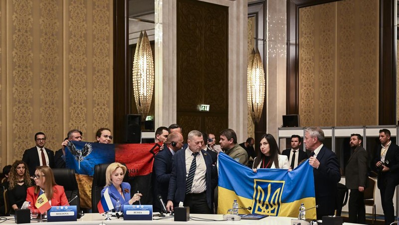 Bikin Heboh! Momen Delegasi Ukraina Tonjok Pejabat Rusia Bikin Heboh! Momen Delegasi Ukraina Tonjok Pejabat Rusia