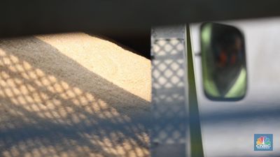 Intip Potret Bongkar Muat 2.000 Ton Gula Merah Kristal India - Foto 1