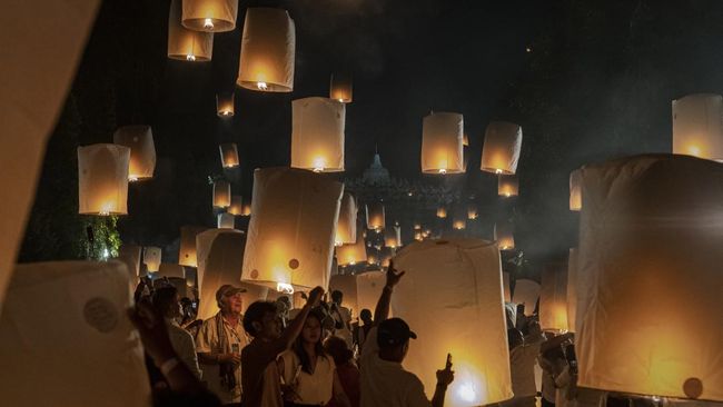 Khusuknya Waisak di Candi Borobudur, Dihiasi Lampion Terbang - Foto 3