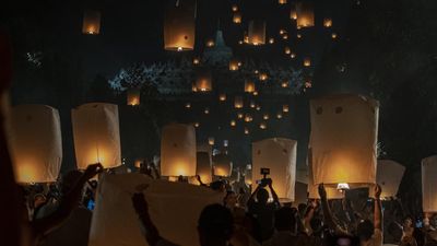 Khusuknya Waisak di Candi Borobudur, Dihiasi Lampion Terbang - Foto 3