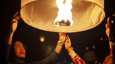Khusuknya Waisak di Candi Borobudur, Dihiasi Lampion Terbang - Foto 3