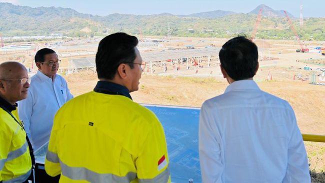 Gaya Jokowi Blusukan Cek Proyek Smelter Amman Mineral di NTB - Foto 2