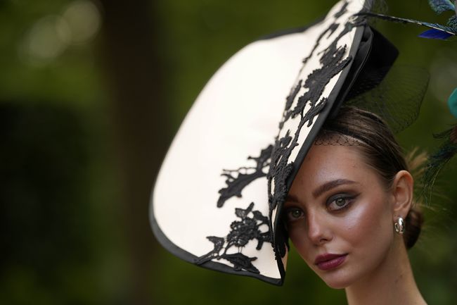 Potret Unik Bangsawan Inggris Pamer Topi, Ada Bunga Matahari - Foto 2