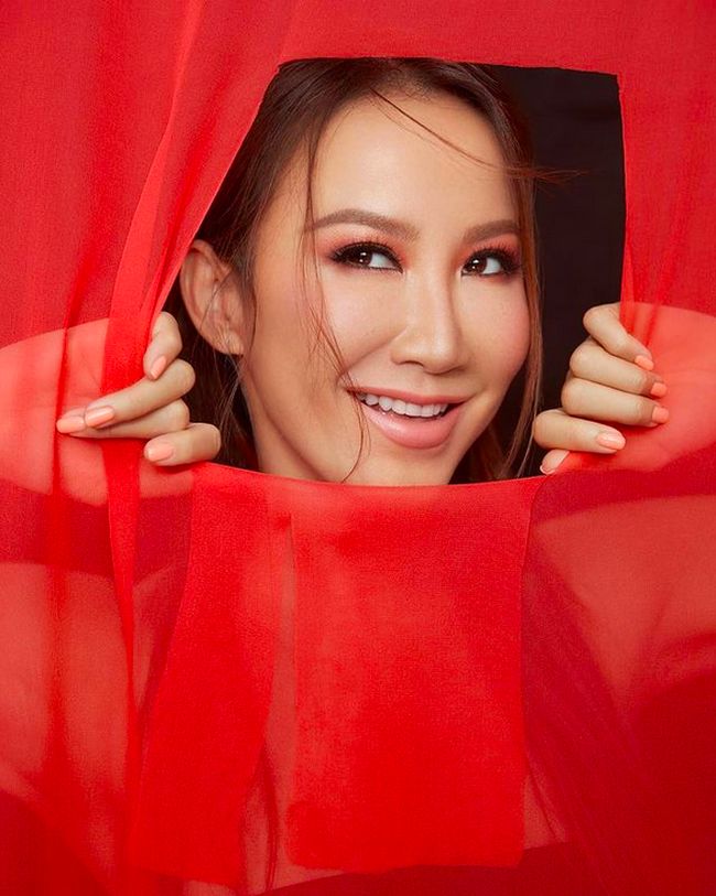 Penyanyi Hong Kong Coco Lee Meninggal Usai Mencoba Bunuh Diri