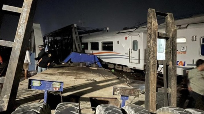 KA Brantas Tabrak Truk, Muncul Kobaran Api