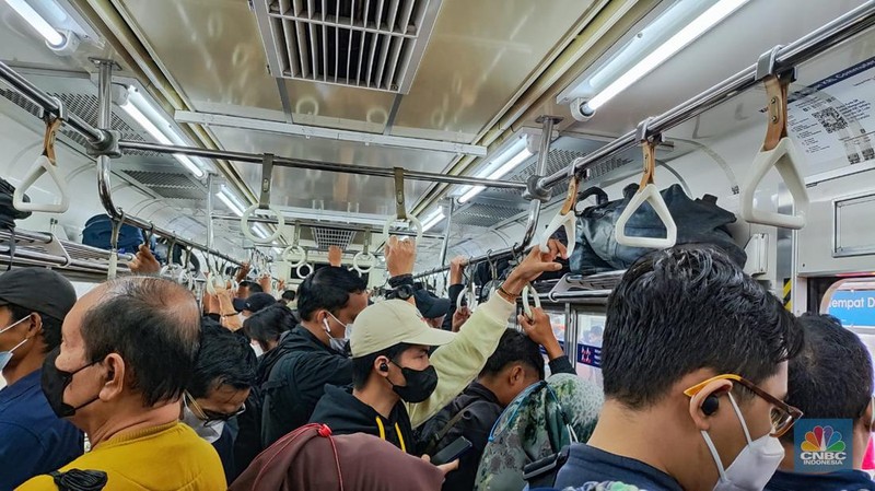 Potret Penumpang KRL Tertahan Efek Truk Tabrak Tiang Listrik Potret Penumpang KRL Tertahan Efek Truk Tabrak Tiang Listrik
