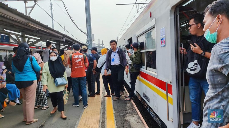 Potret Penumpang KRL Tertahan Efek Truk Tabrak Tiang Listrik Potret Penumpang KRL Tertahan Efek Truk Tabrak Tiang Listrik