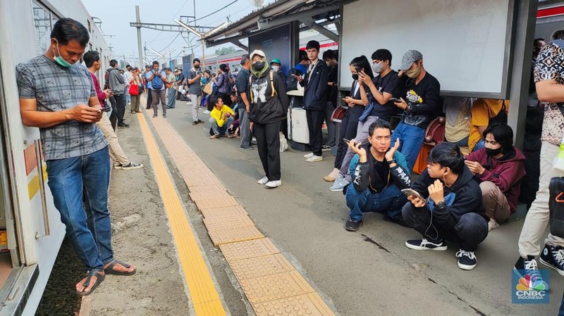 Potret Penumpang KRL Tertahan Efek Truk Tabrak Tiang Listrik Potret Penumpang KRL Tertahan Efek Truk Tabrak Tiang Listrik