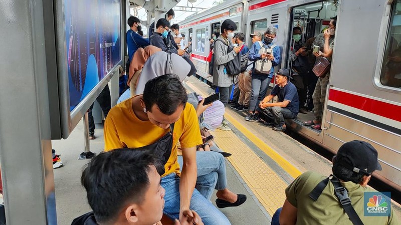Potret Penumpang KRL Tertahan Efek Truk Tabrak Tiang Listrik Potret Penumpang KRL Tertahan Efek Truk Tabrak Tiang Listrik