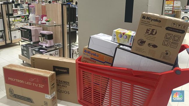 Pengunjung Transmart Borong TV-Rice Cooker, Hemat Rp 3 Juta