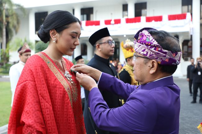 Putri Tanjung Terima Tanda Kehormatan Satyalancana Wira Karya