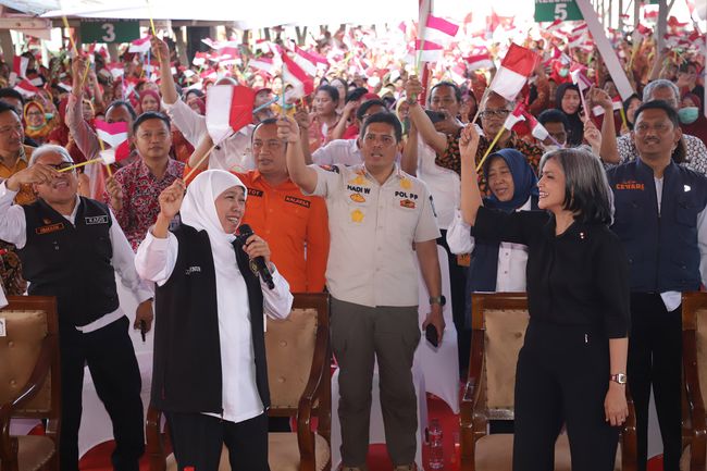 Gubernur Jatim Serahkan Bantuan Tunai Buat 5.030 Pekerja IHT