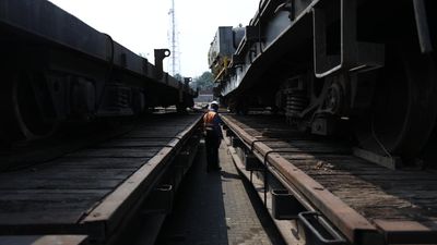 Perkenalkan Lokomotif DF4B, Kereta Teknis Proyek KCJB
