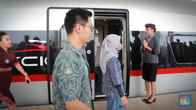 Bikin Seger! Penampakan Pramugari KA Cepat Jakarta-Bandung