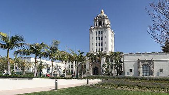 Buron Interpol, Eveline Pietruschka Ngumpetdi Baverly Hills