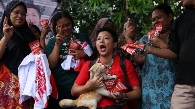 Bikin Heboh Media Asing, Ini Potret Caleg Bawa Kucing Saat Kampanye