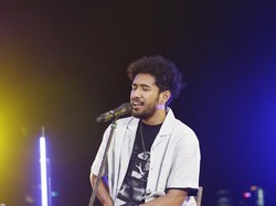 8 Gaya Unik Teddy Adhitya-Jelita Clough Menikah, Padukan Baju Adat dan ...